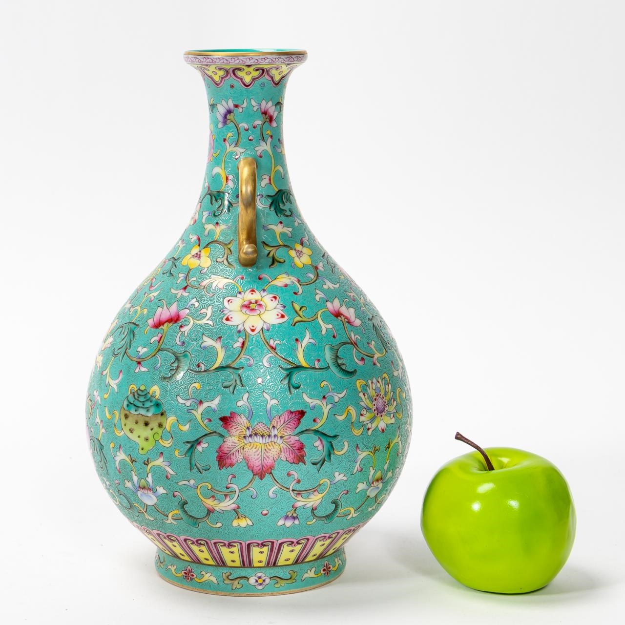 Qianlong | CHINESE QING STYLE FAMILLE VERTE PORCELAIN VASE | MutualArt