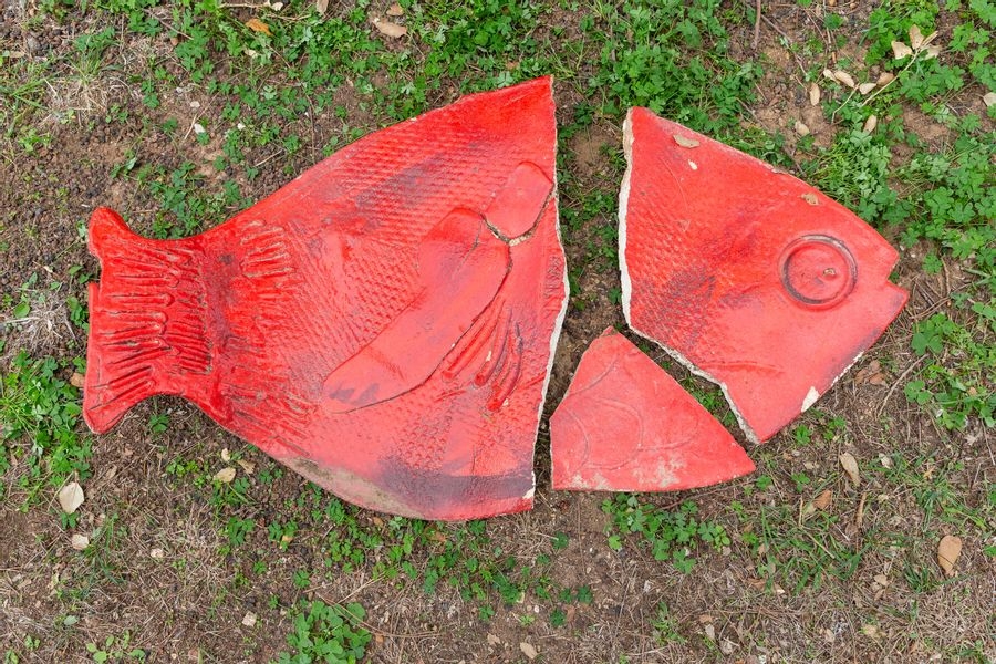 Jean-Paul van Lith | Trois poissons en céramiques rouge | MutualArt