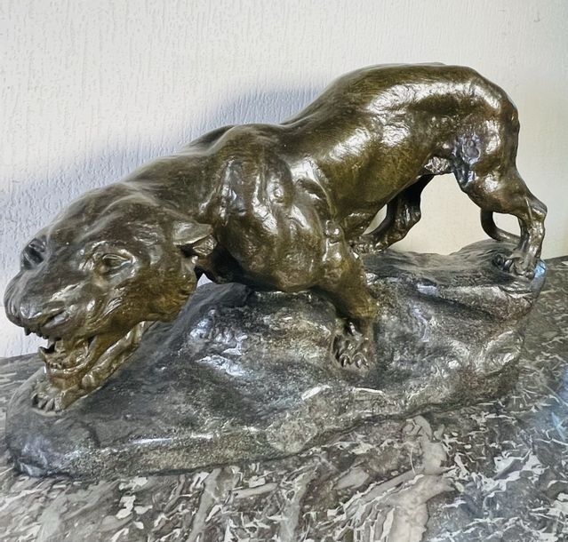 Thomas François‏ Cartier | Lionne rugissant sur un rocher | MutualArt