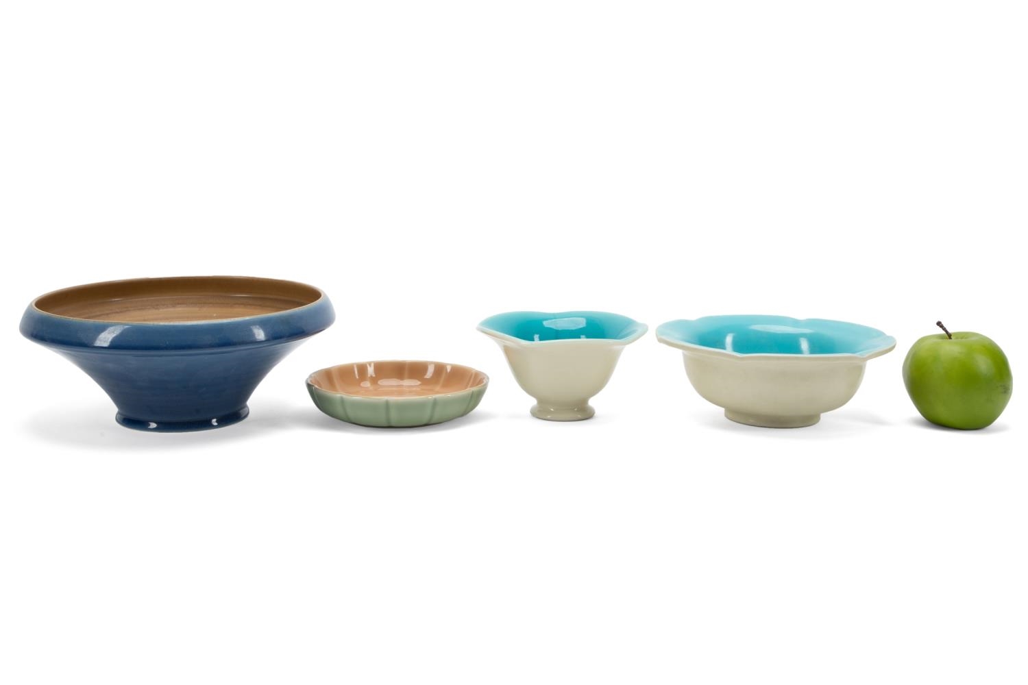 Mat Brown | FOUR ROOKWOOD TWO-TONE POTTERY BOWLS (1921) | MutualArt