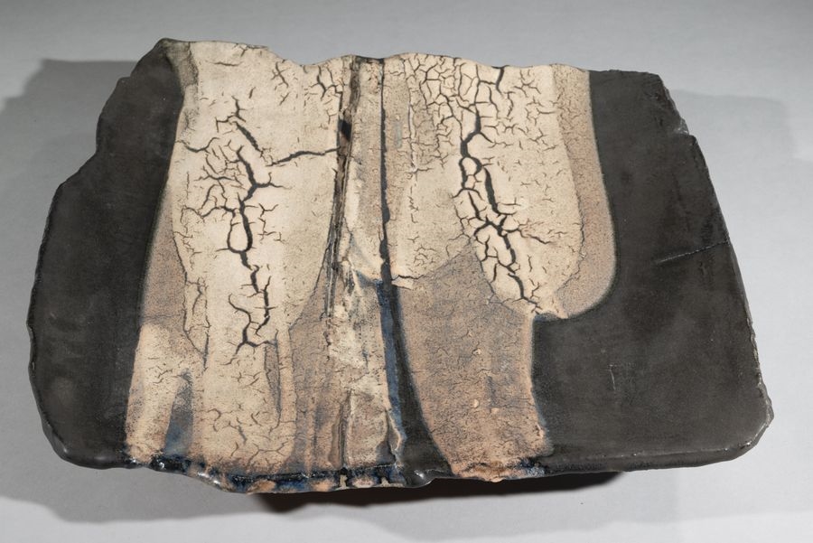 Claude Champy | Grand plat concave carré en grès | MutualArt