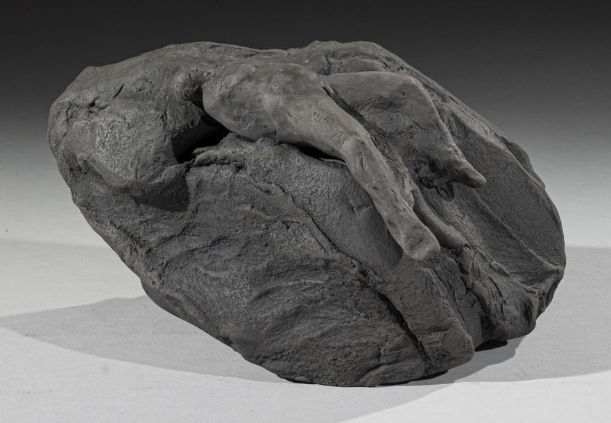 Dominique Friedrich | Sculpture en terre enfumée représentant une femme ...