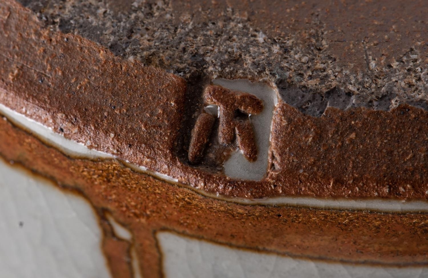 Tim Morris | 1990) : A STONEWARE CANNISTER AND COVER | MutualArt