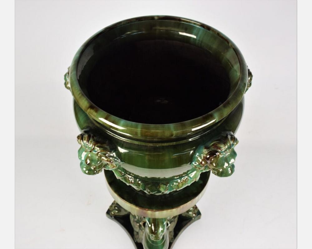 Clément Massier | cache-pot en camaïeu de vert à cinq anses en forme de ...