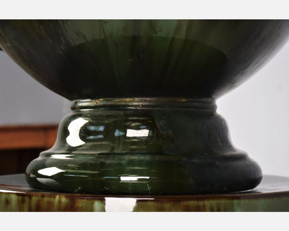 Clément Massier | cache-pot en camaïeu de vert à cinq anses en forme de ...