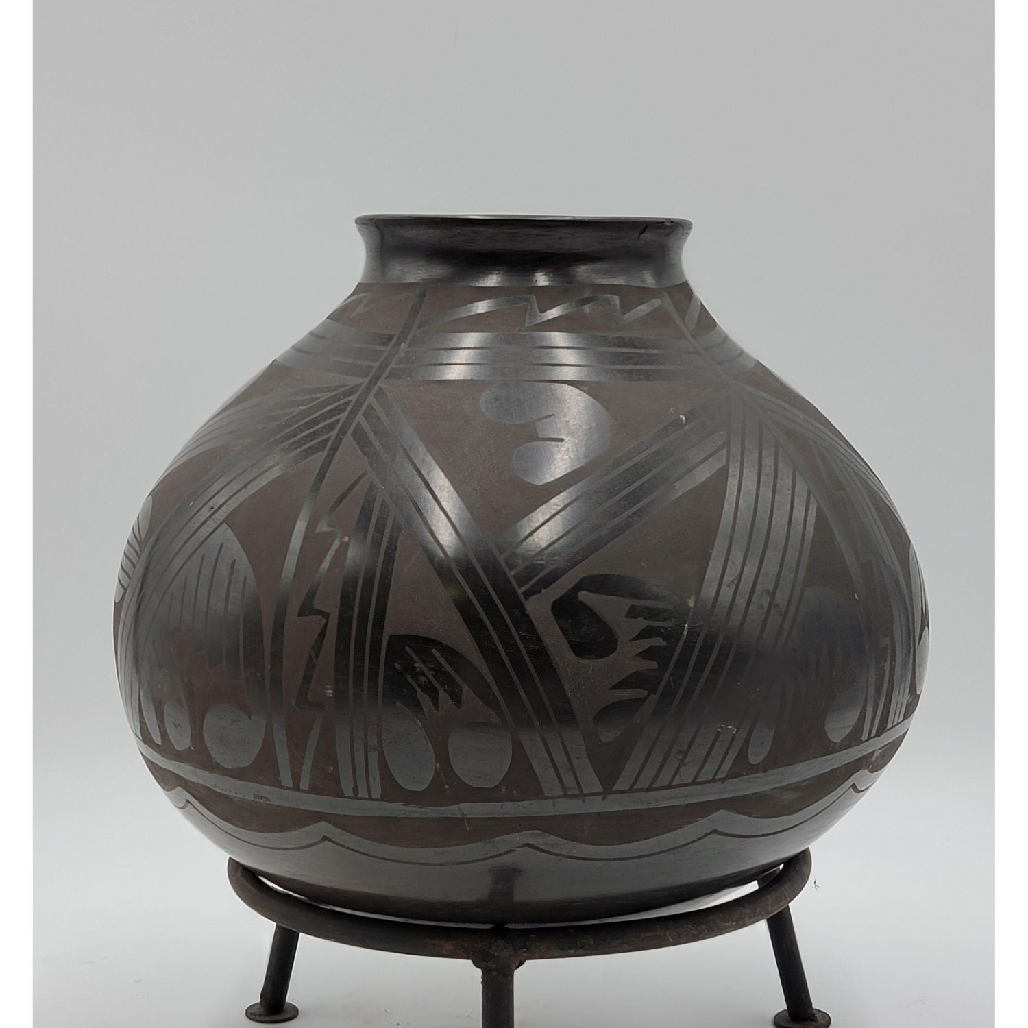 Mata Ortiz | A Large Mata Ortiz Pottery Jar Signed | MutualArt