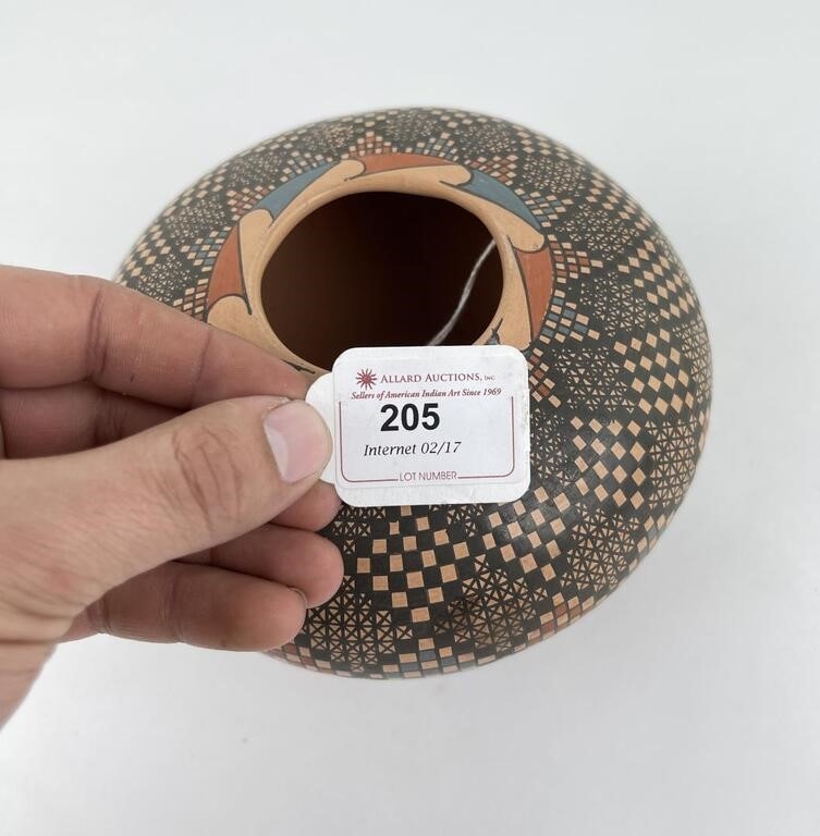 Lazaro Ponce | Lazaro Ponce Mata Ortiz Pottery Vase Pot | MutualArt