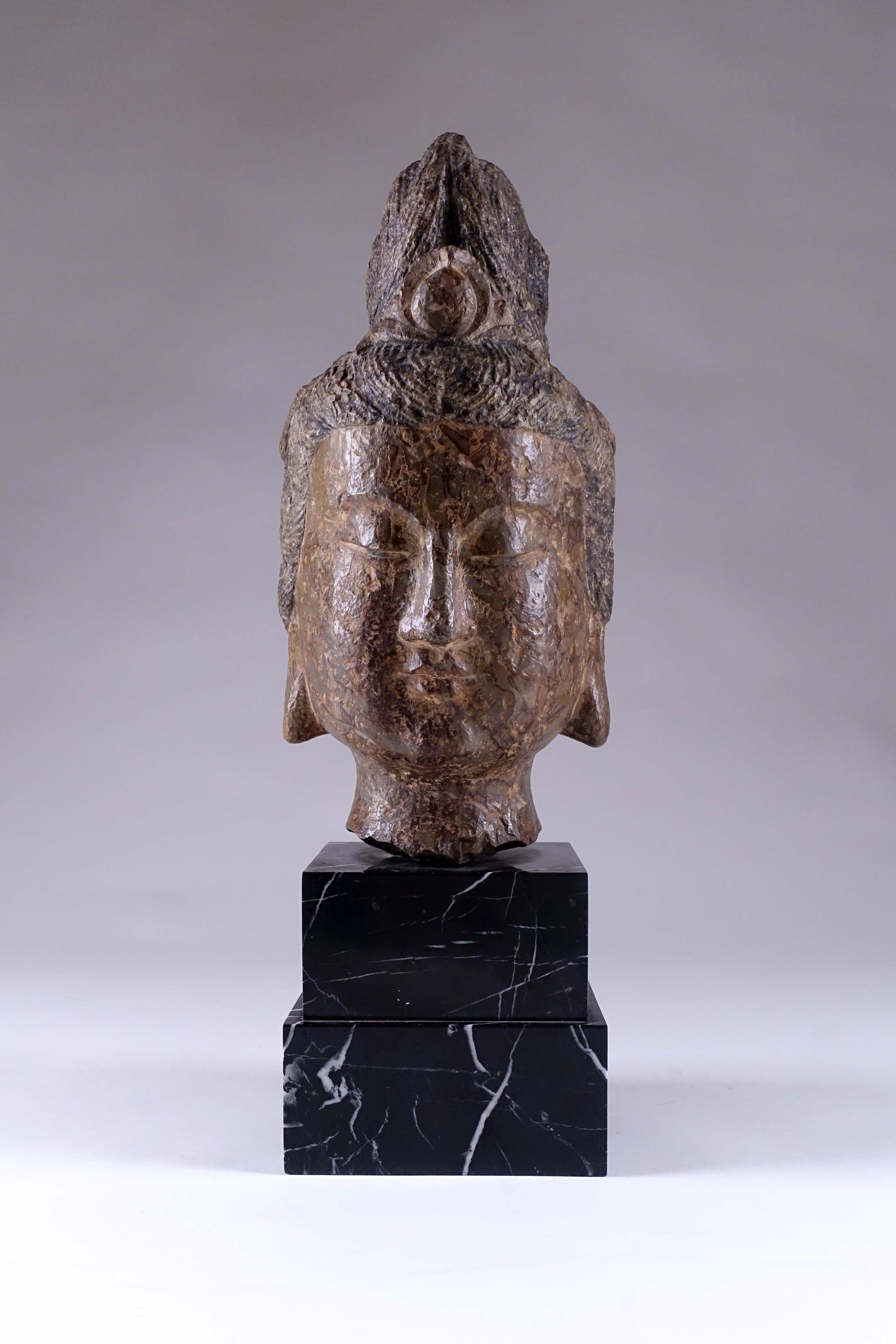 Chinese School | Tête de Bodhisattva coiffée d'un chignon | MutualArt