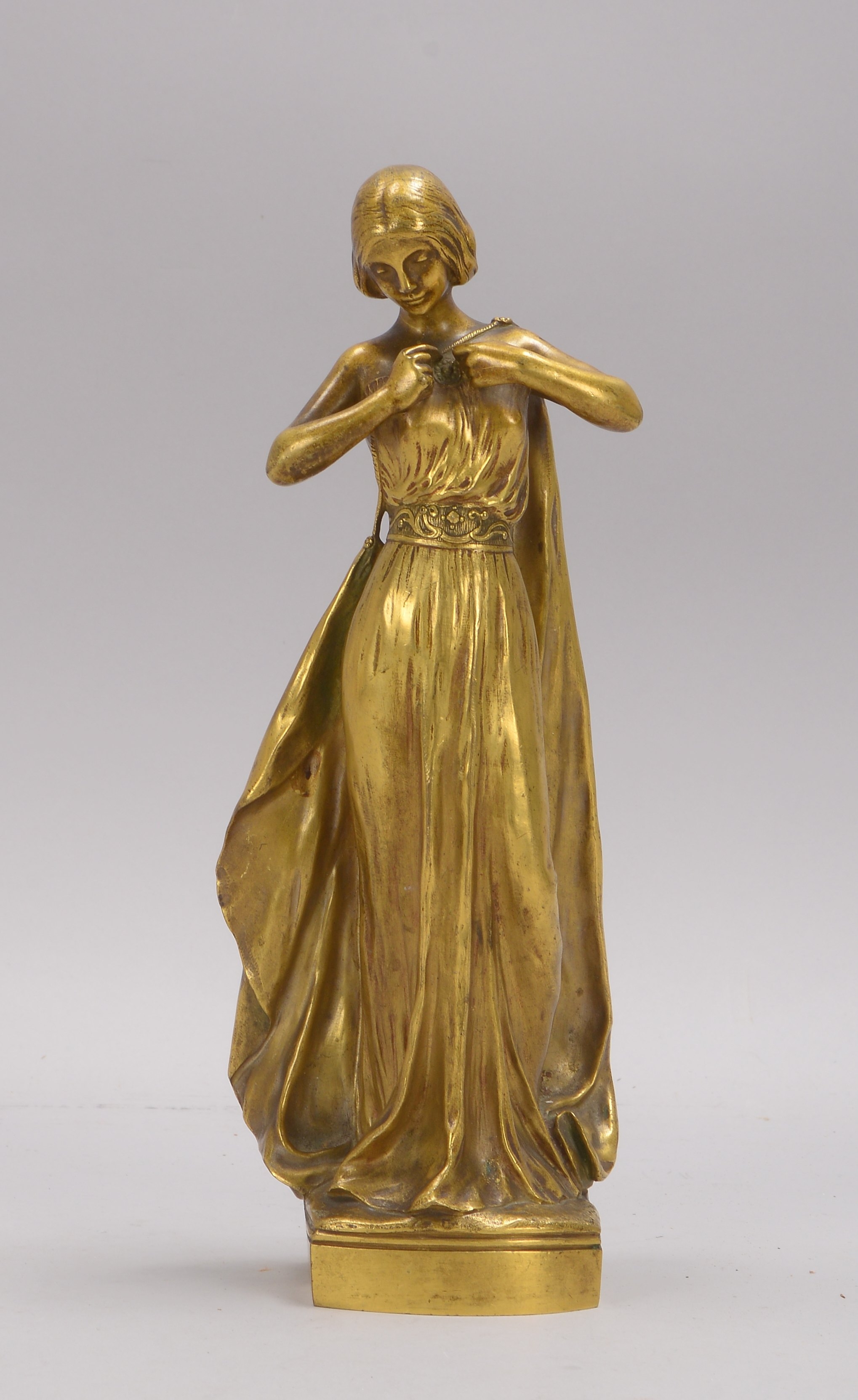 Luca Madrassi | Junge Dame mit Umhang | MutualArt