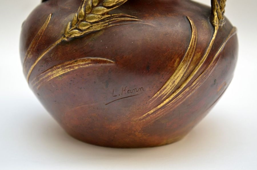 Léon Kann | Vase boule en bronze patiné et doré à décor d'épis de blé ...