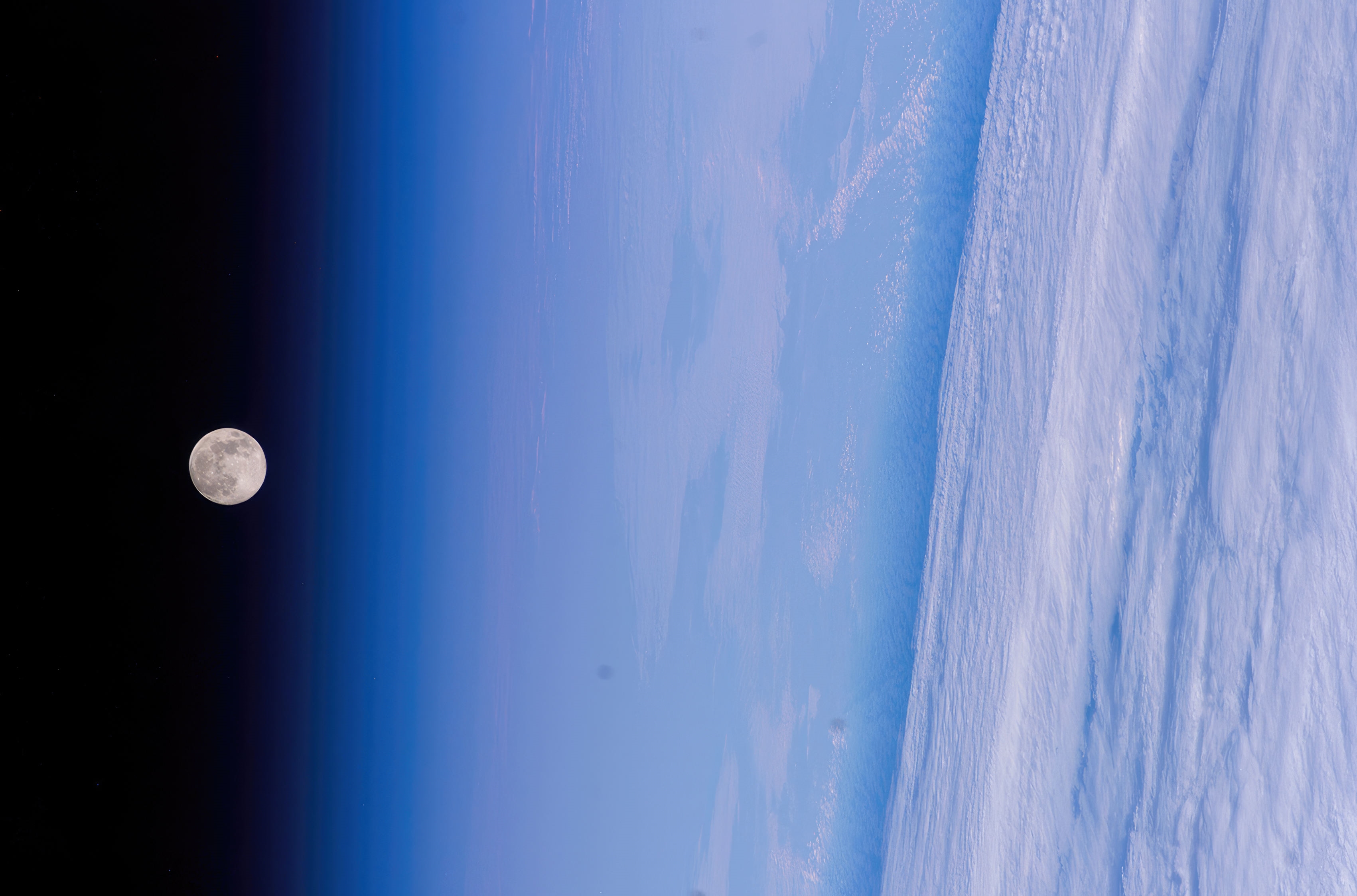 NASA | Ein Vollmond ist in dieser Ansicht über dem terrestrischen ...