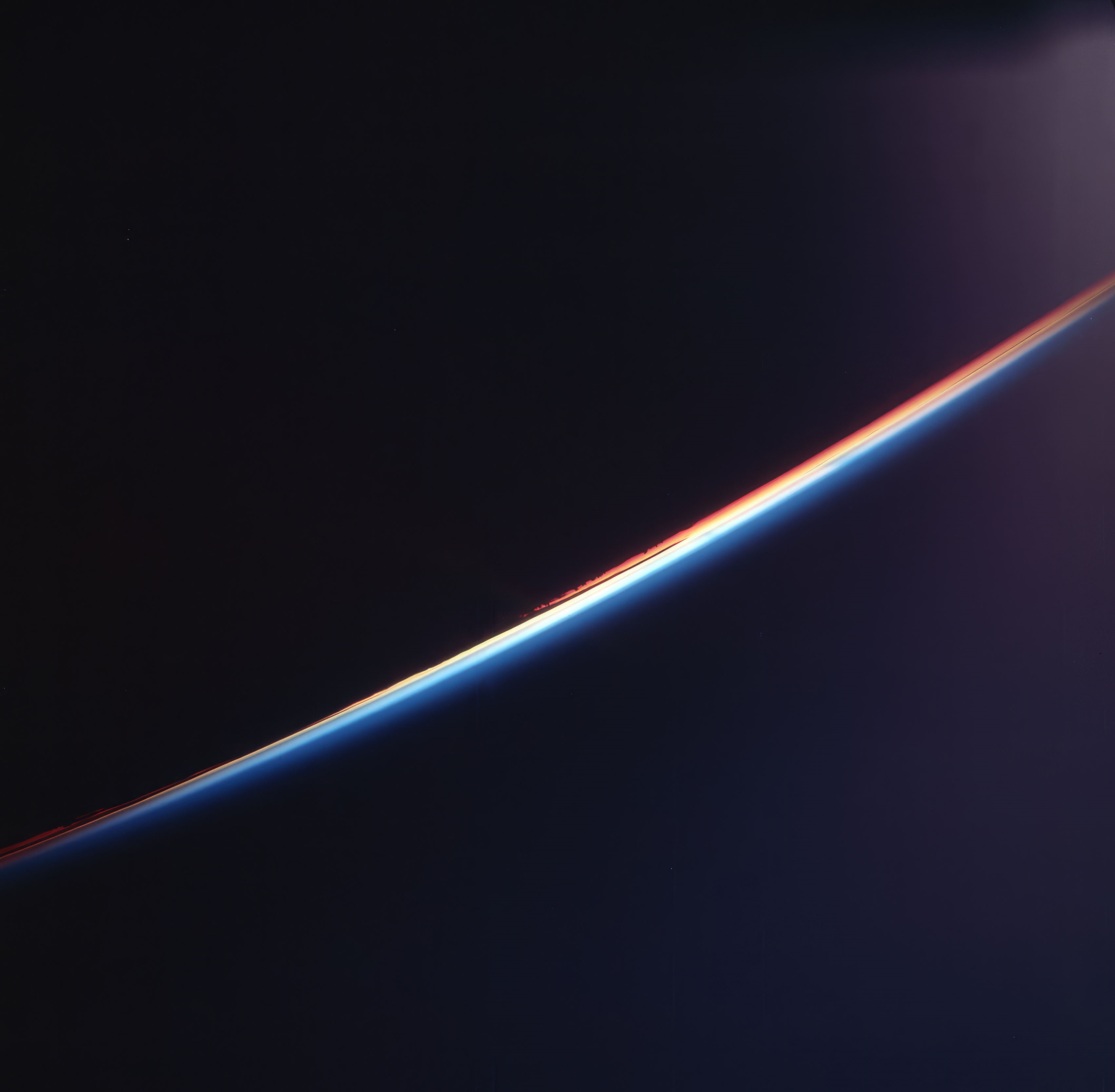 NASA | Hervorragendes und seltenes Foto des Erdglieds während der ...