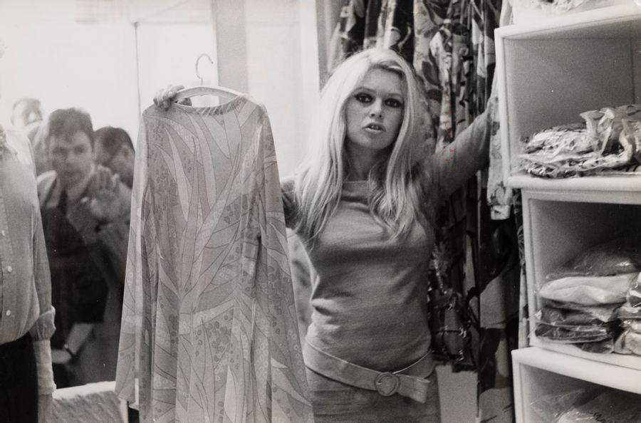 Brigitte Bardot | Brigitte Bardot in a store trying on dresses (1967 ...