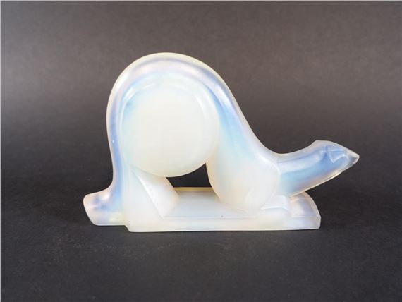 René Goro | Bellette en verre moulé-pressé opalescent | MutualArt