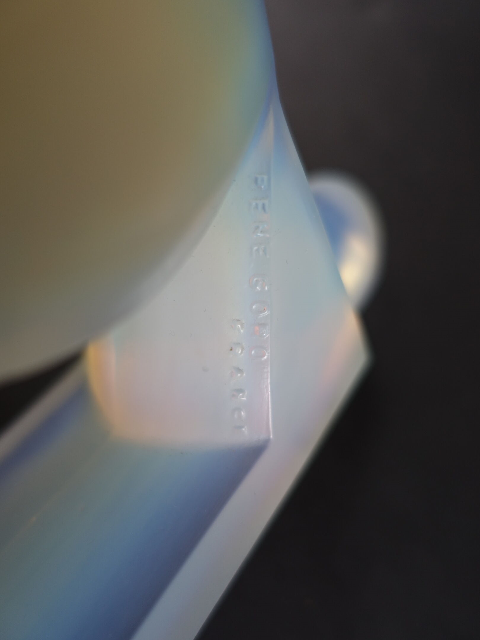René Goro | Bellette en verre moulé-pressé opalescent | MutualArt