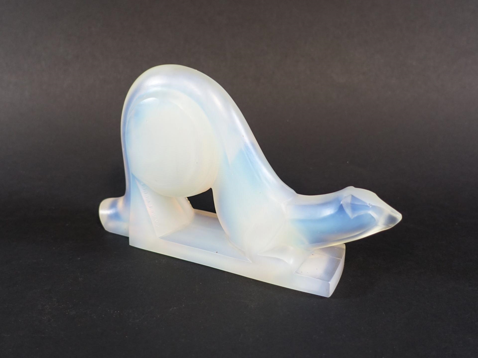 René Goro | Bellette en verre moulé-pressé opalescent | MutualArt