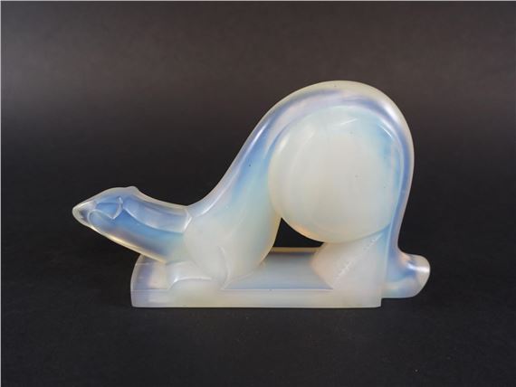 René Goro | Bellette en verre moulé-pressé opalescent | MutualArt