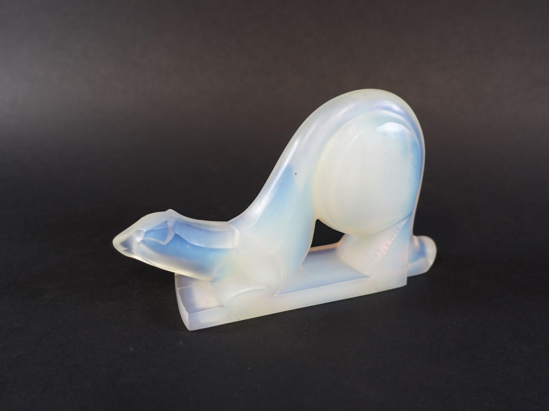 René Goro | Bellette en verre moulé-pressé opalescent | MutualArt