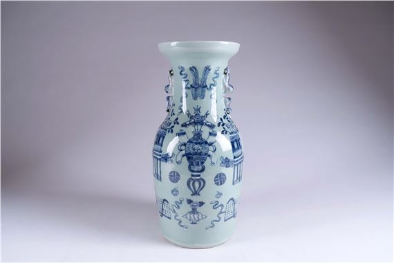Chinese School | Vase balustre en porcelaine décoré au mobilier à l ...