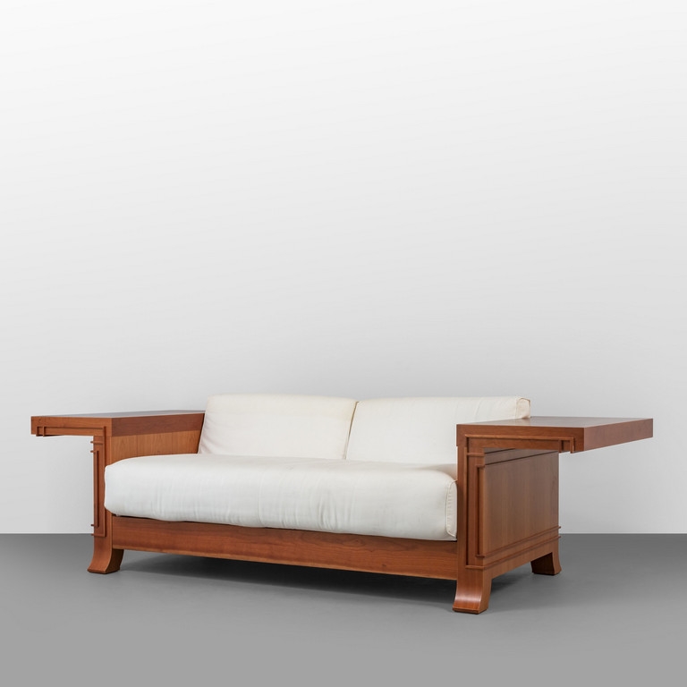 Frank Lloyd Wright | Un divano 'Robie 3'. (1906) | MutualArt