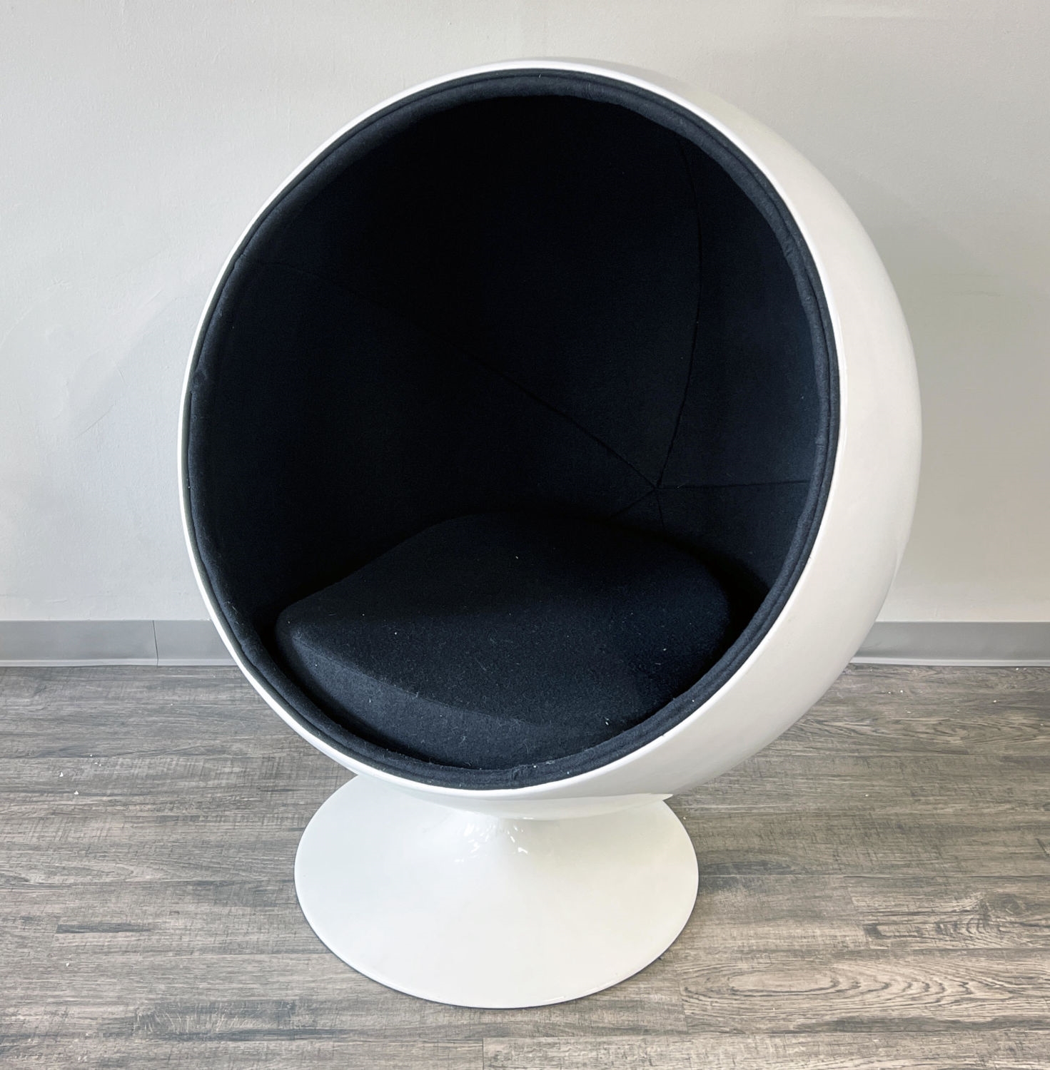 Eero Aarnio | MCM EERO AARNIO STYLE BALL CHAIR | MutualArt