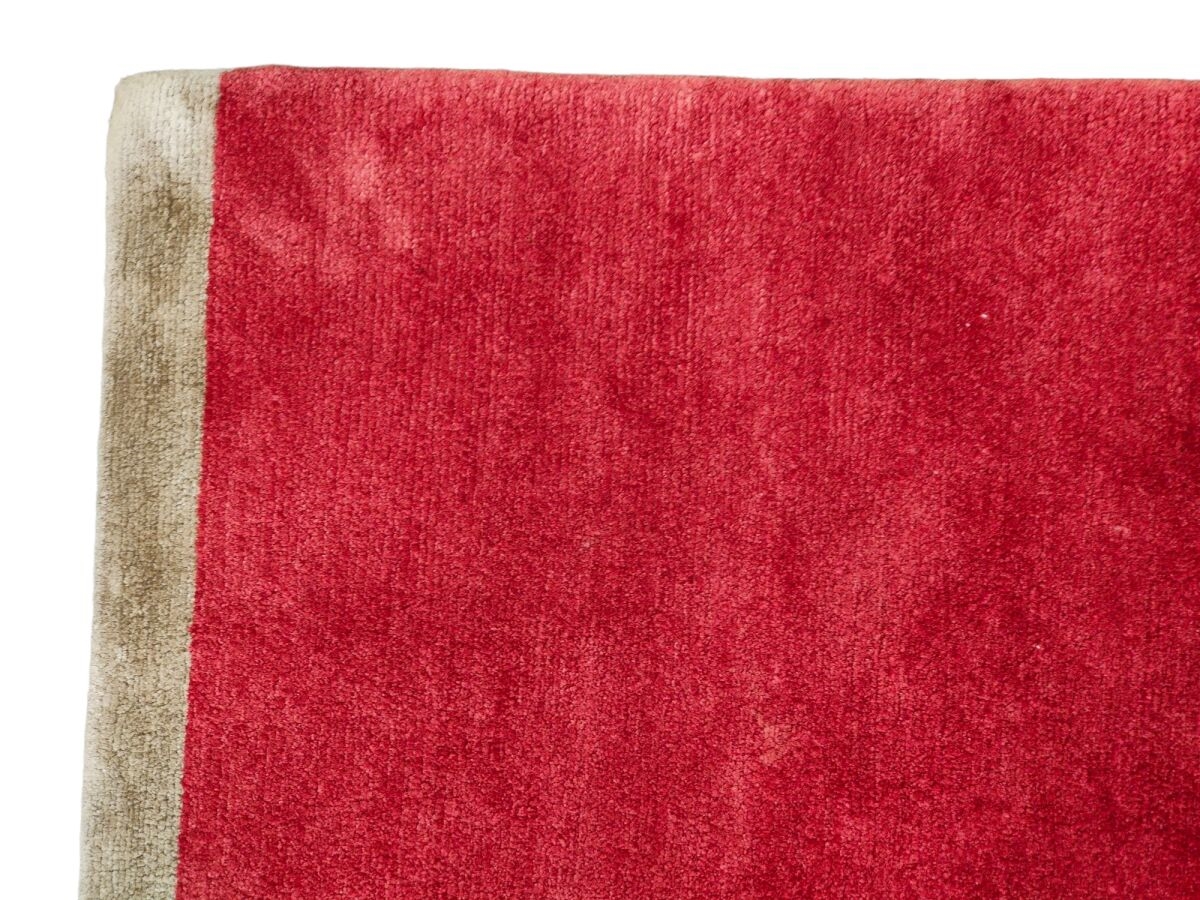 Christian Liaigre | Tapis rouge avec deux bordures beiges | MutualArt