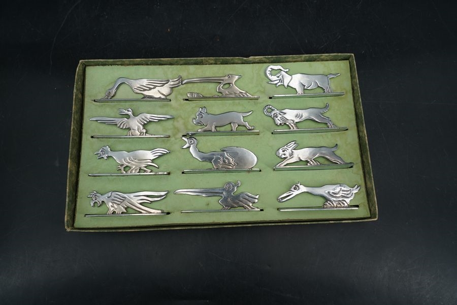 Richard Llewellyn Benson Rathbone | DOUZE PORTE-COUTEAUX | MutualArt