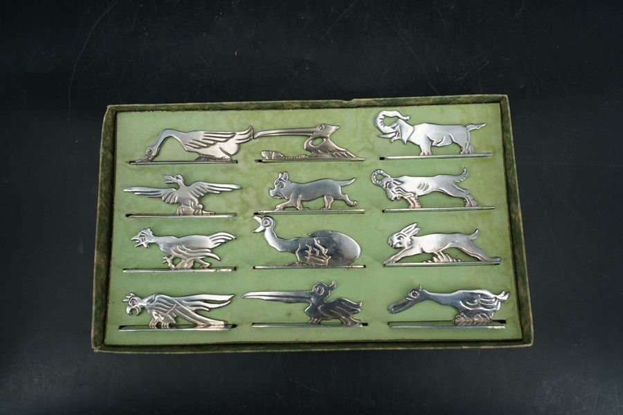 Richard Llewellyn Benson Rathbone | DOUZE PORTE-COUTEAUX | MutualArt