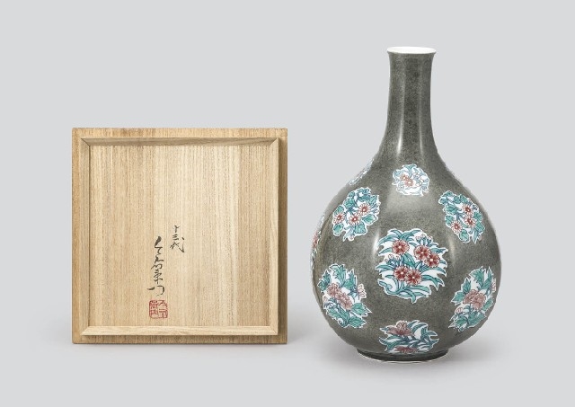 Imaizumi Imaemon | Iro-nabeshima vase with chintz design | MutualArt