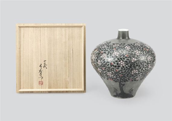 Imaizumi Imaemon | Iro-nabeshima vase with chintz design | MutualArt