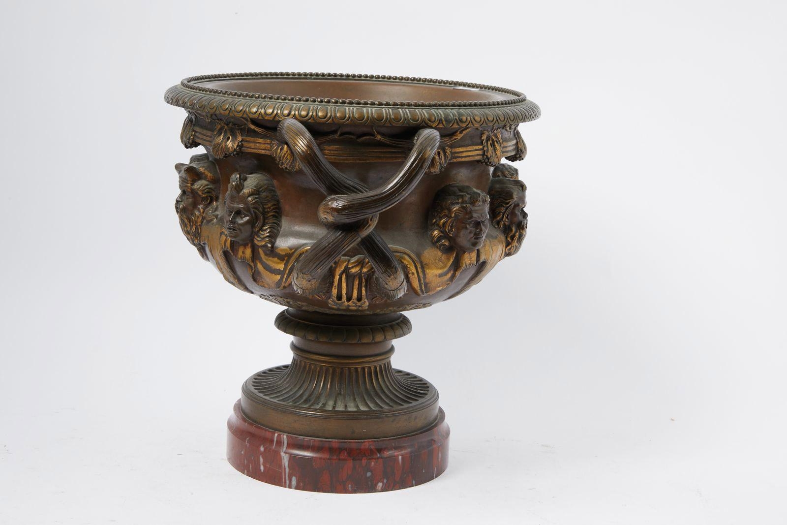 Ferdinand Barbedienne | Vase à l’antique en bronze patinée et doré à ...