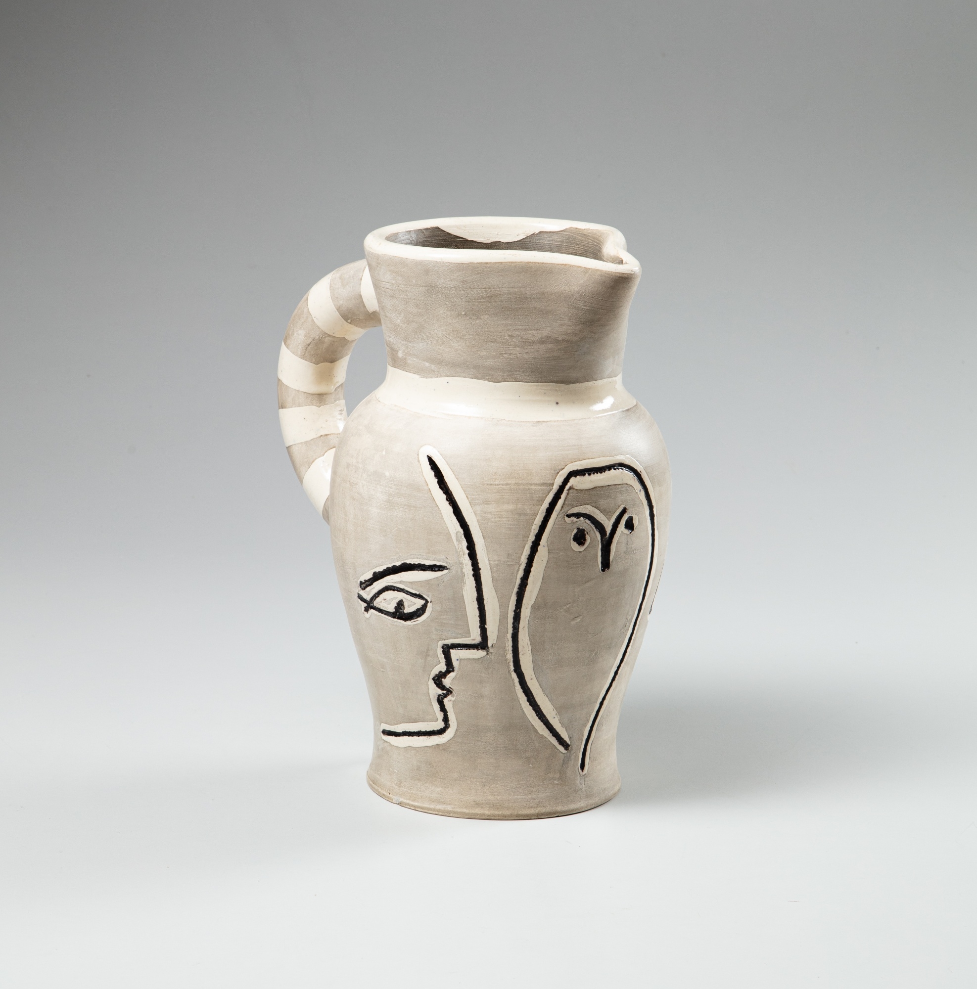 Pablo Picasso | Pichet gravé gris | MutualArt