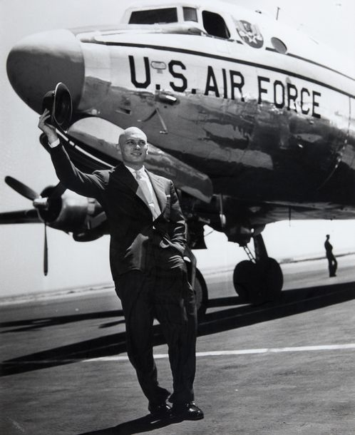 Leo Mirkine | Yul Brynner getting off a US Air Force plane at Nice ...