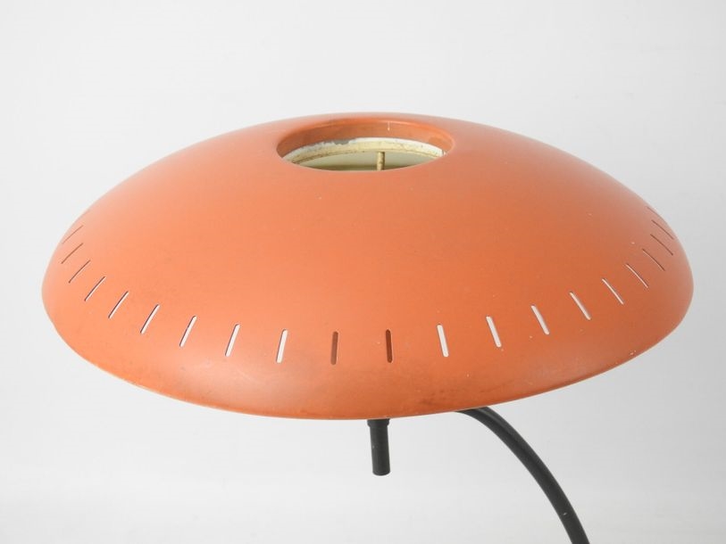 Louis Christiaan Kalff | Lampe de bureau modèle OVNI en métal laqué ...