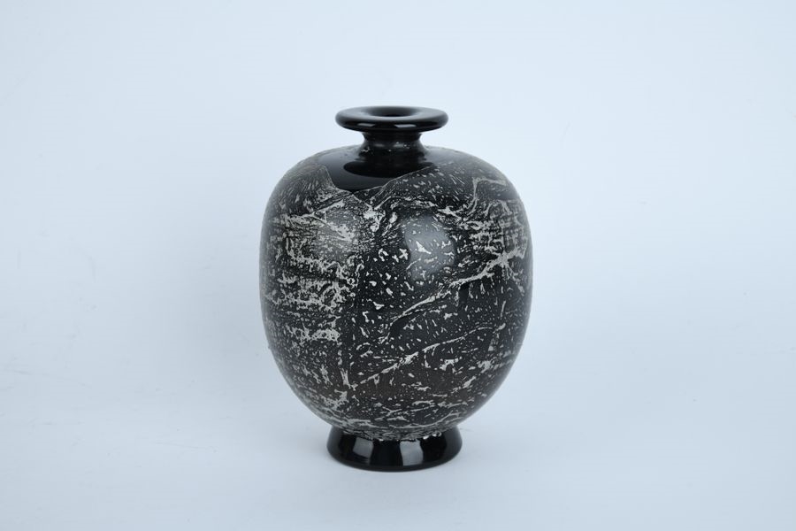 Olivier Mallemouche | Vase ovoïdale à col resserré en verre teinté noir ...