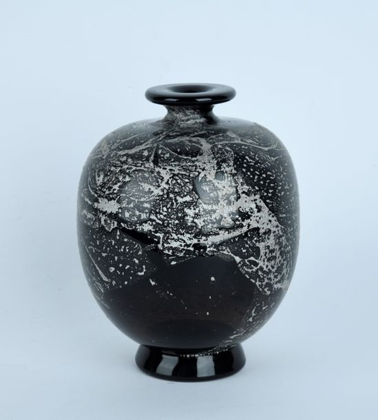 Olivier Mallemouche | Vase ovoïdale à col resserré en verre teinté noir ...