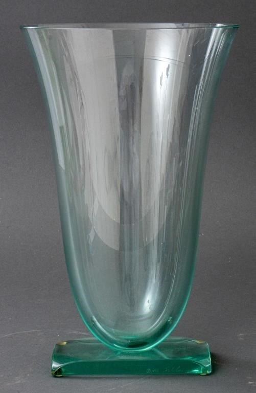 Stephen Schlanser | Art Deco style art glass vase | MutualArt