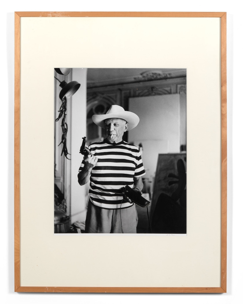 André Villers | Pablo Picasso avec le revolver et le chapeau offerts ...