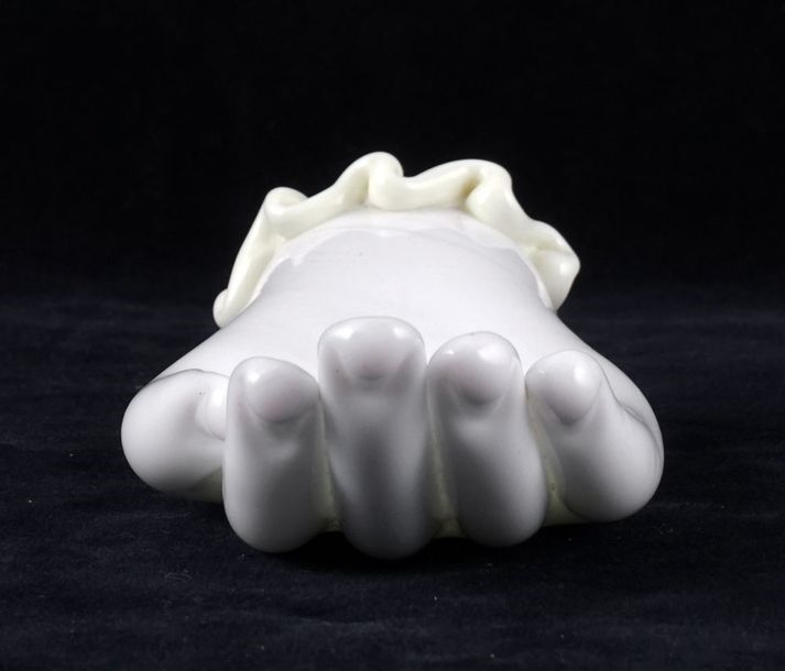 Fulvio Bianconi | Hand in white glass | MutualArt