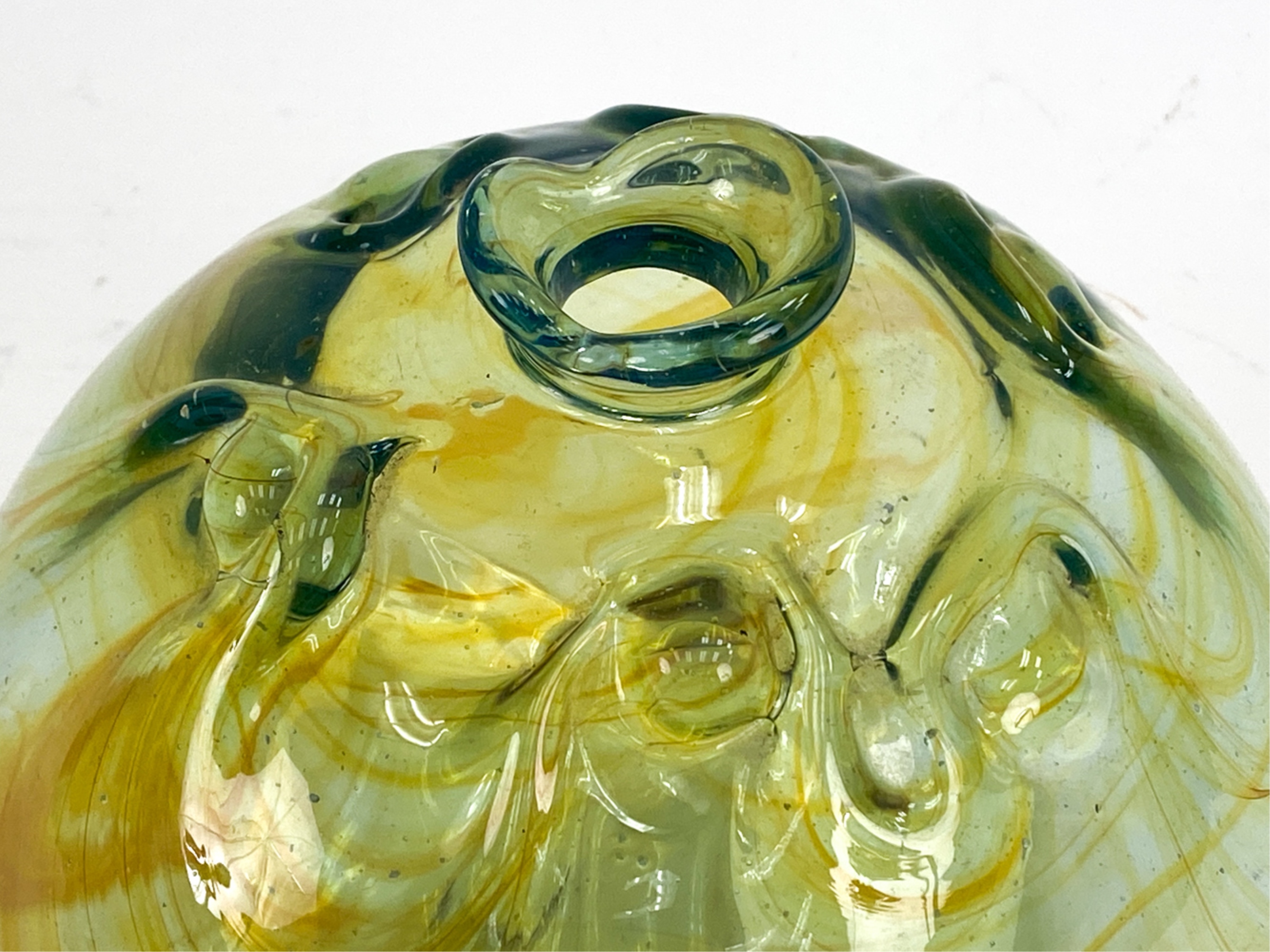 Peter Bramhall | PETER BRAMHALL IRIDESCENT ART GLASS VASE | MutualArt