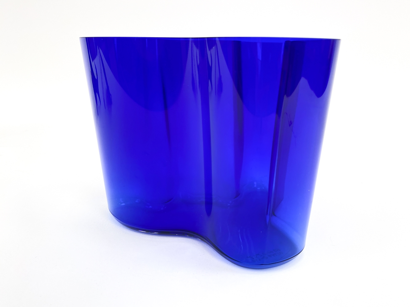 Alvar Aalto | ALVAR AALTO COBALT BLUE GLASS SAVOY VASE (1989) | MutualArt
