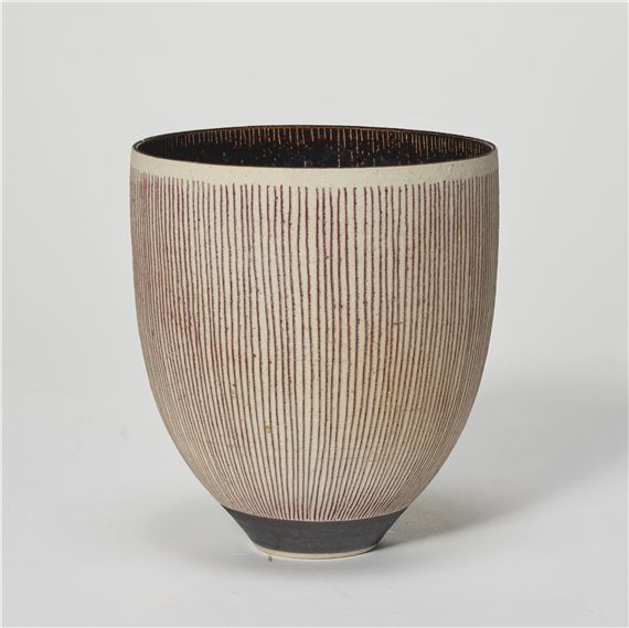 Lucie Rie | Cylindrical pot (Circa 1968) | MutualArt
