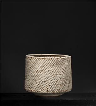 Lucie Rie | Cylindrical pot (Circa 1968) | MutualArt