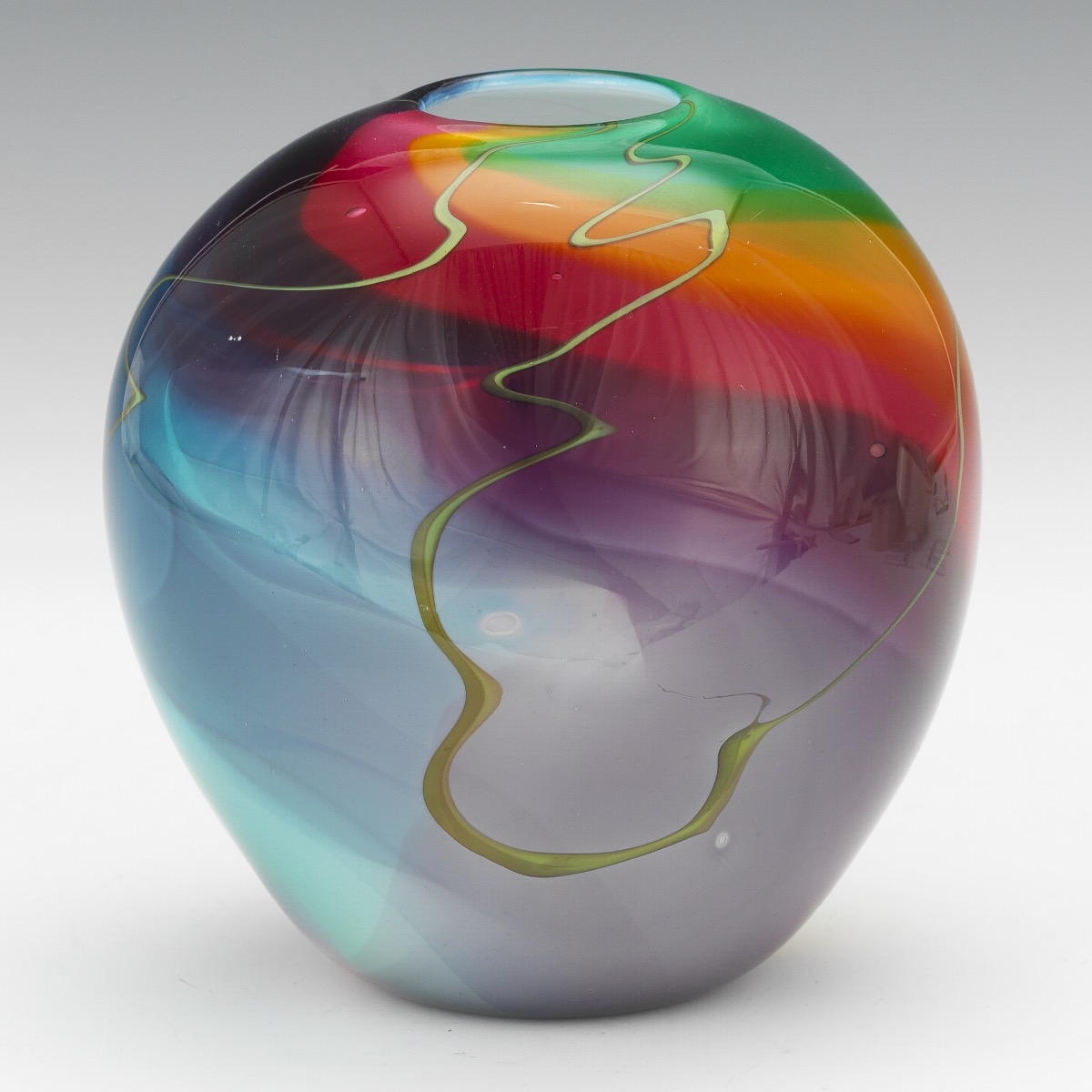 Bruce Freund | Of bulbous form art glass vase (1990) | MutualArt