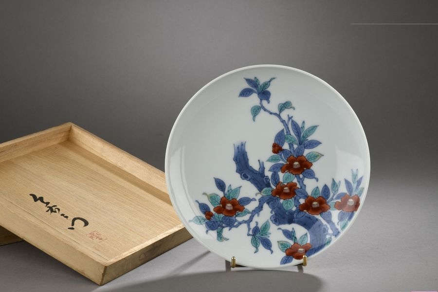 Imaizumi Imaemon | Nabeshima porcelain plate decorated in underglaze ...