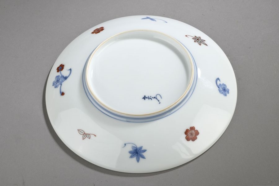 Imaizumi Imaemon | Nabeshima porcelain plate decorated in underglaze ...