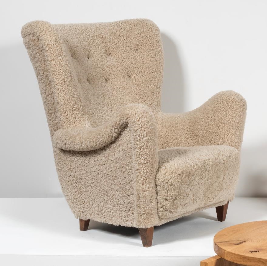 Otto Schultz | Fauteuil Laine de mouton et piétement en bois teinté ...