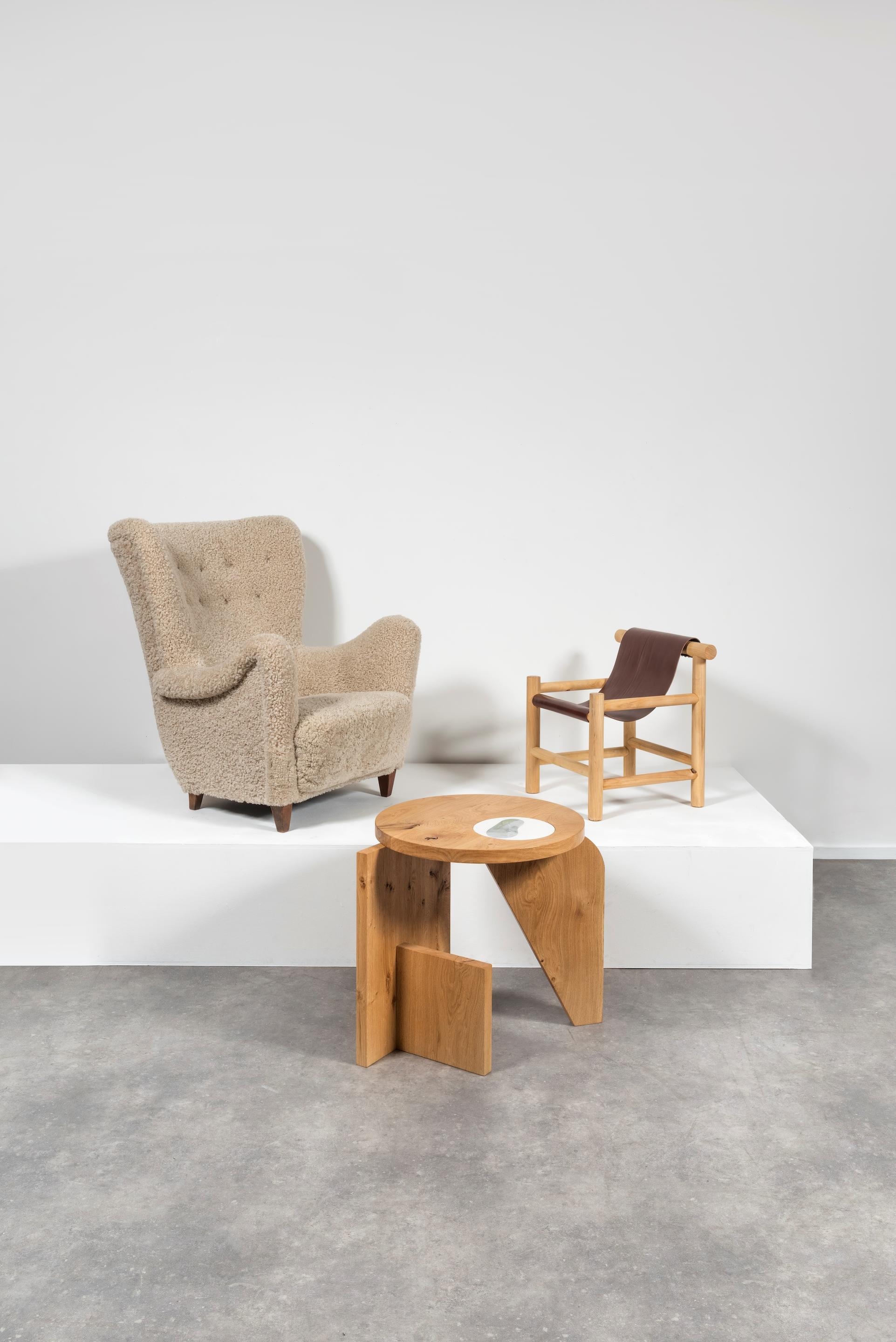 Otto Schultz | Fauteuil Laine de mouton et piétement en bois teinté ...