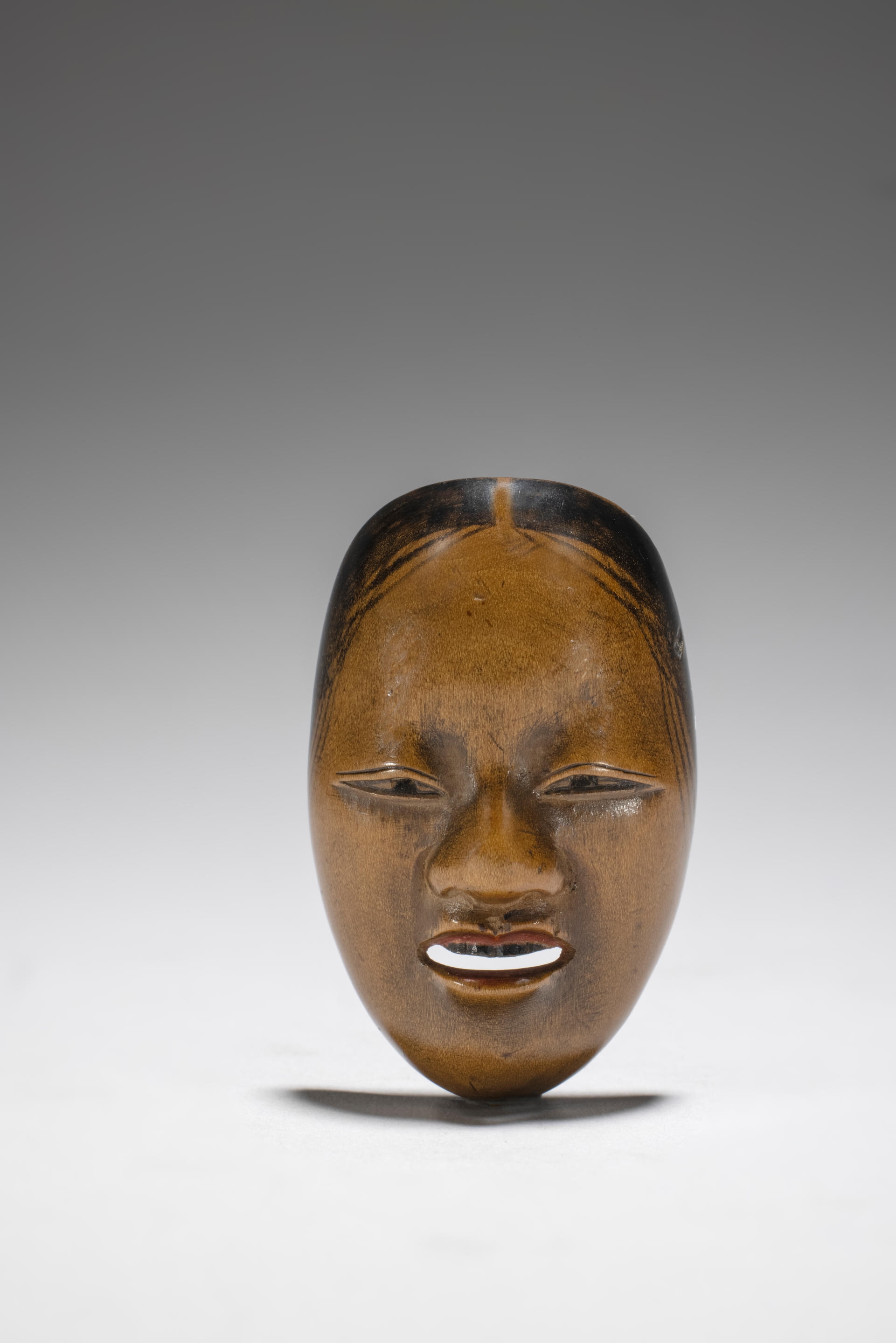 Deme Uman | NETSUKE EN BOIS REPRÉSENTANT UN MASQUE DE NÔ | MutualArt