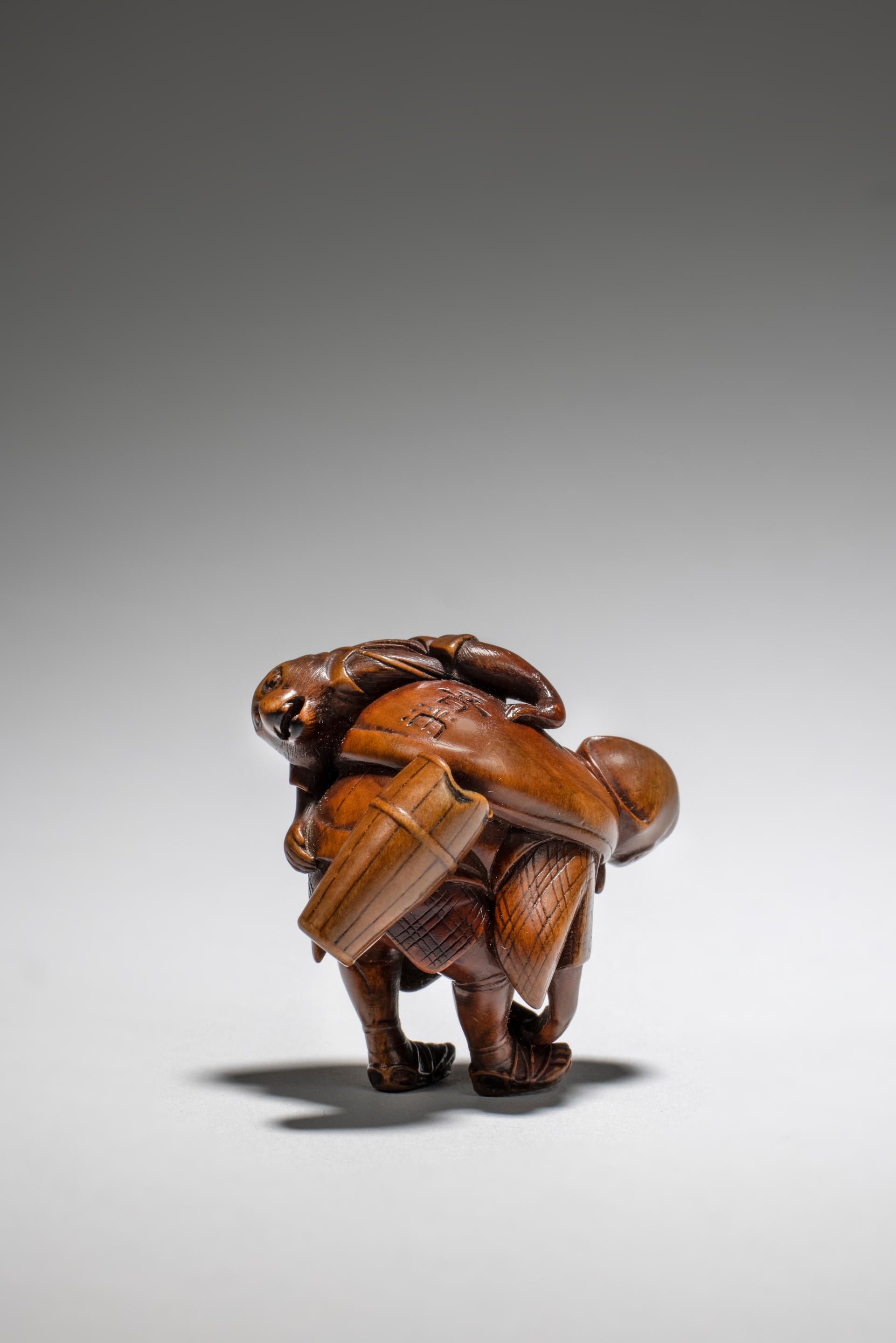 Matsushita Otoman | NETSUKE EN BOIS REPRÉSENTANT UN SARUMAWASHI (19th ...